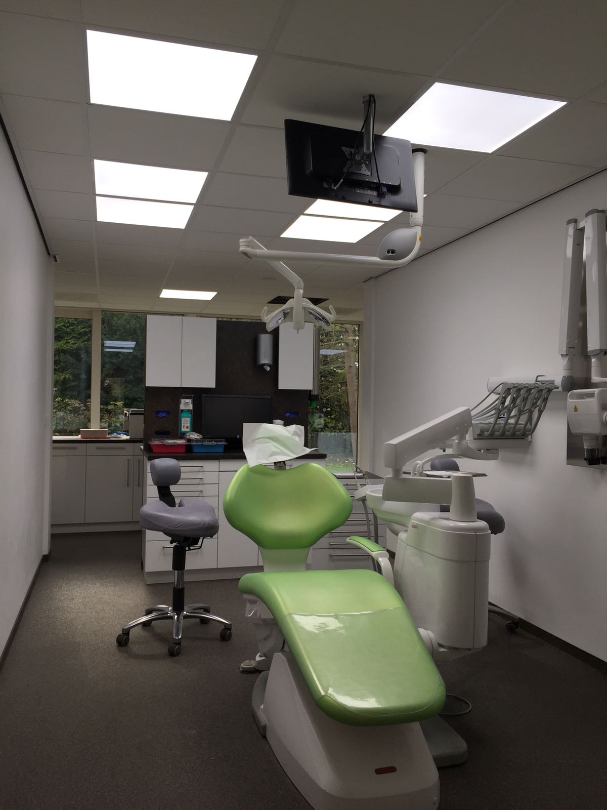 Full spectrum daylight LED panels for dental clinics