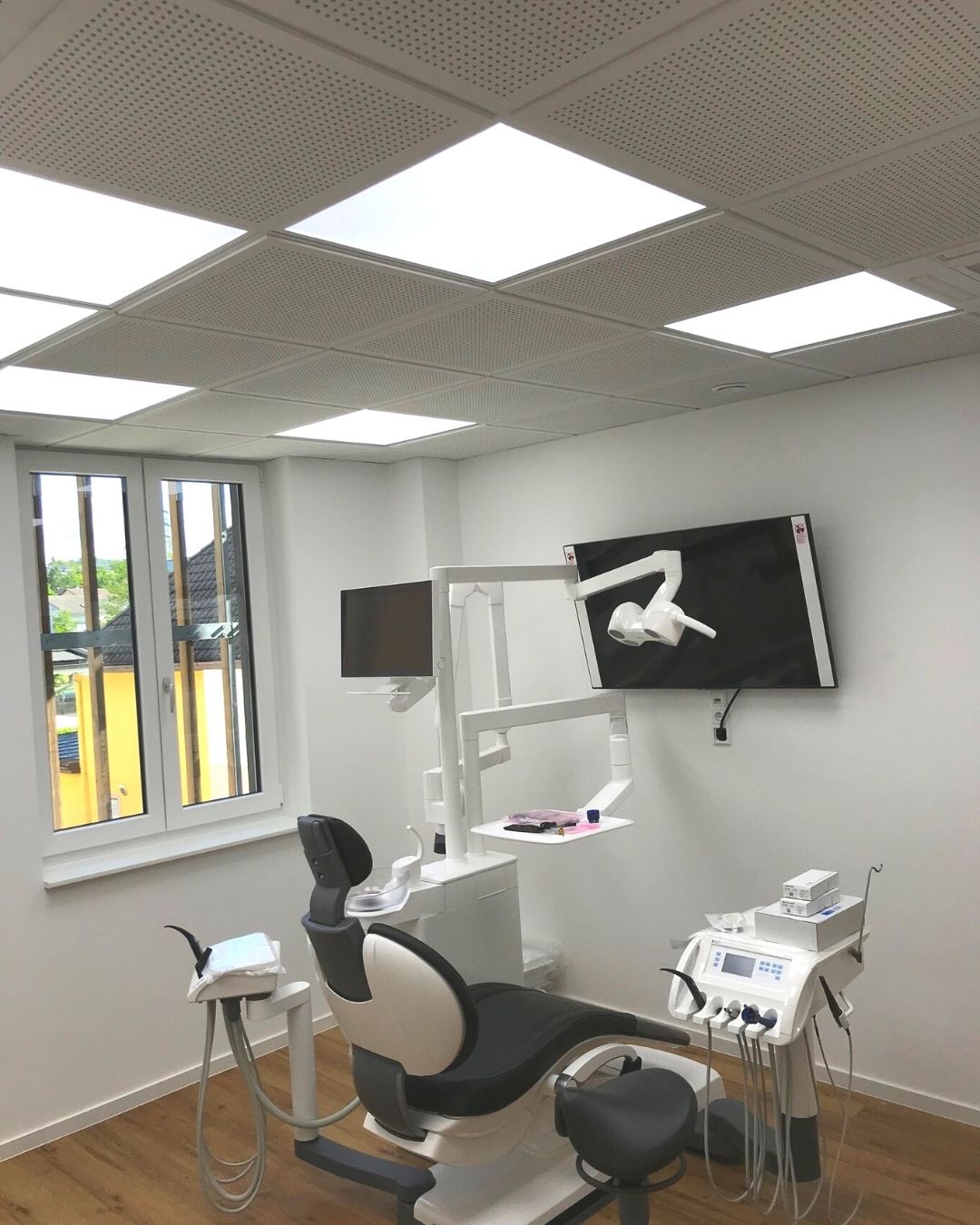 Full spectrum daylight LED panels for dental clinics